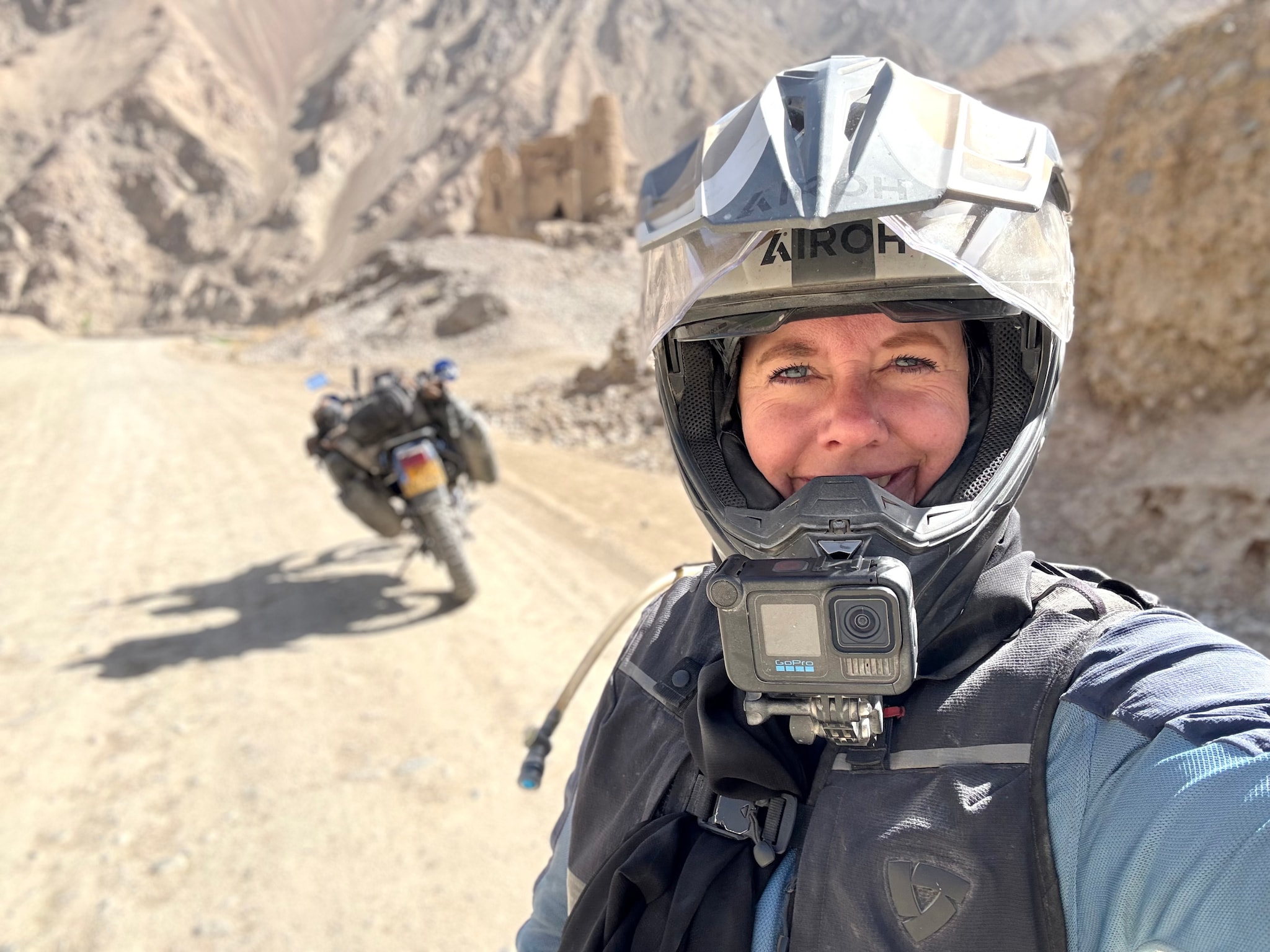 Noraly (38) rijdt op haar motor door Afghanistan